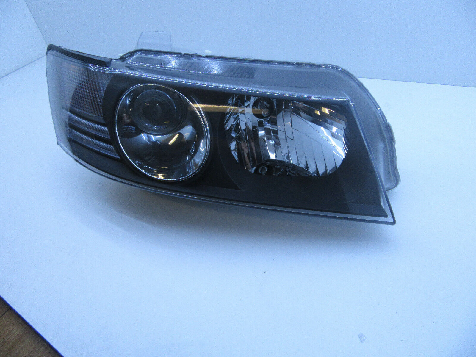 HOLDEN COMMODORE VZ SS HEADLIGHTS HEAD LAMPS RIGHT SIDE VZ SS DRIVER G ...