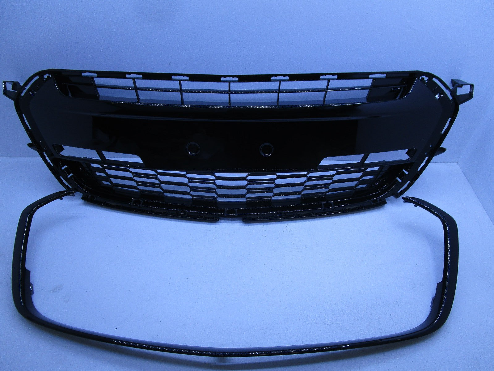 FRONT BLACK LOWER GRILLE SET FOR HOLDEN COMMODORE VF SERIES-2 SS SV6 S ...