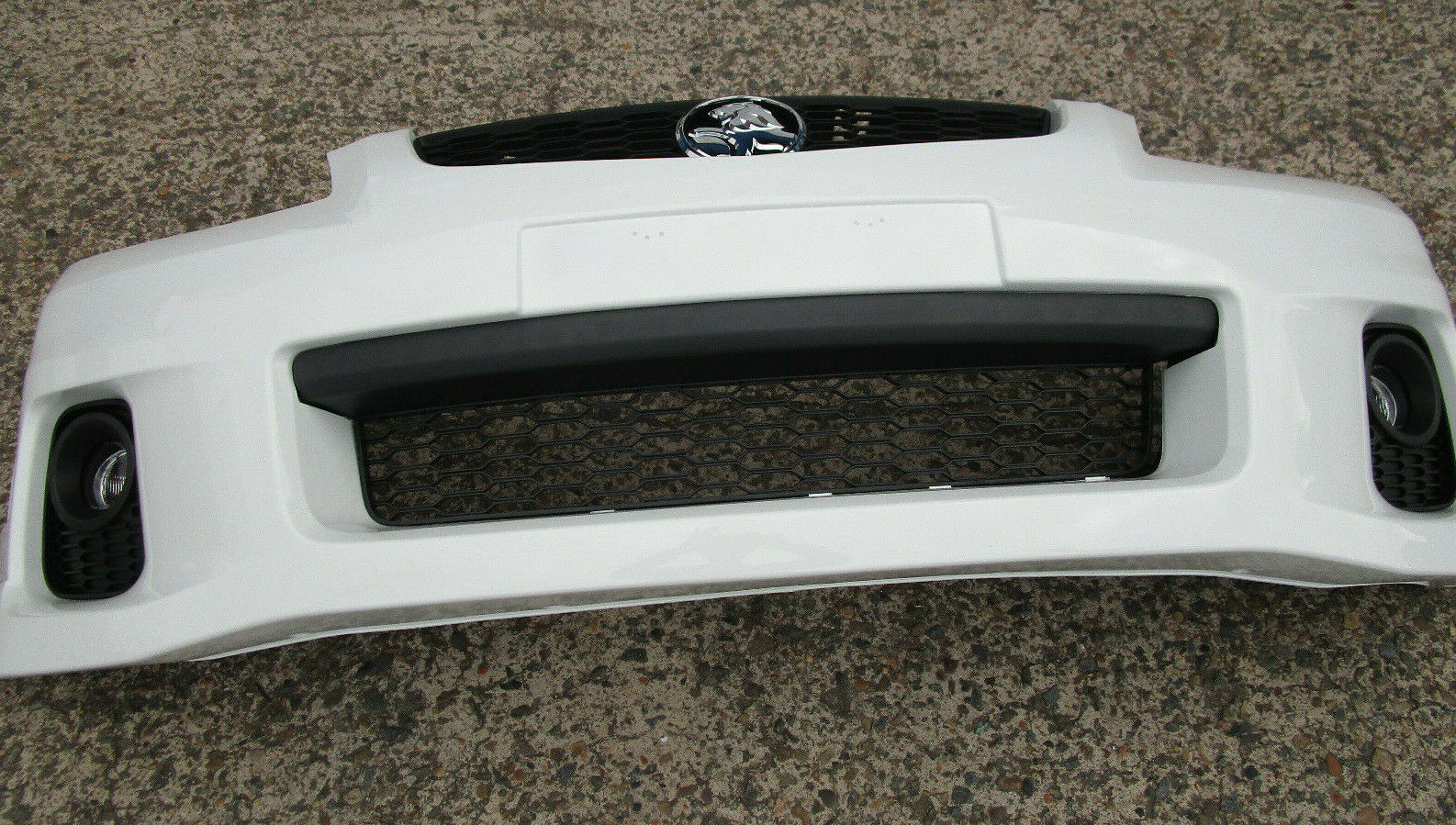 WHITE COLOUR FRONT BUMPER COMPLETE FOR VE SERIES 2 SS SV6 HOLDEN COMMO ...